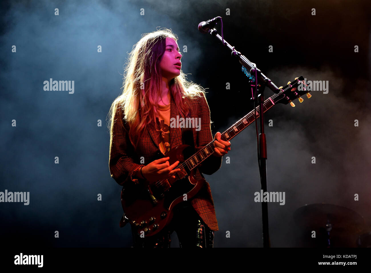 Este haim of the band haim hi-res stock photography and images - Alamy
