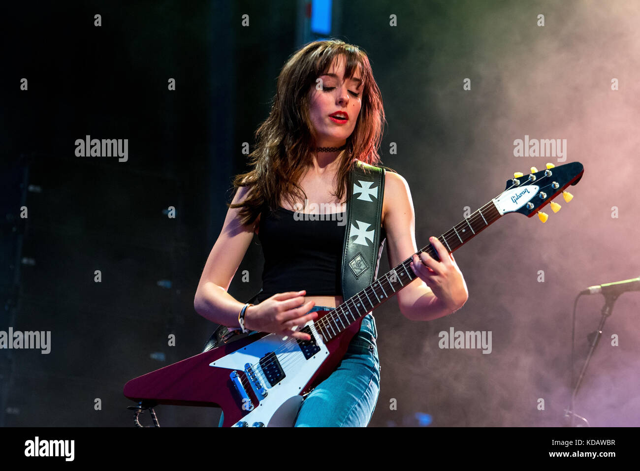 Female bass guitarist hi-res stock photography and images - Alamy