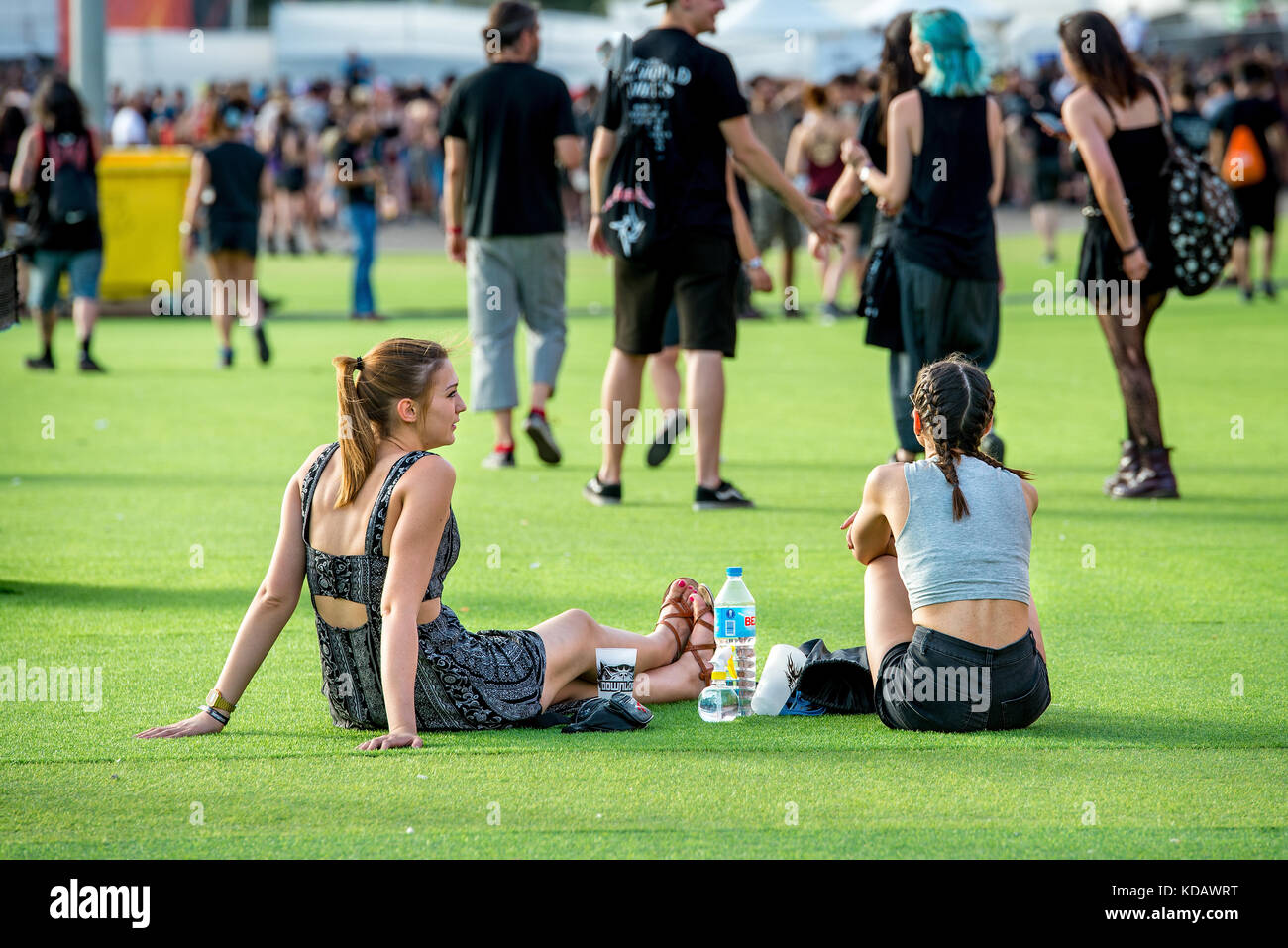 Girls watching a concert hi-res stock photography and images - Alamy