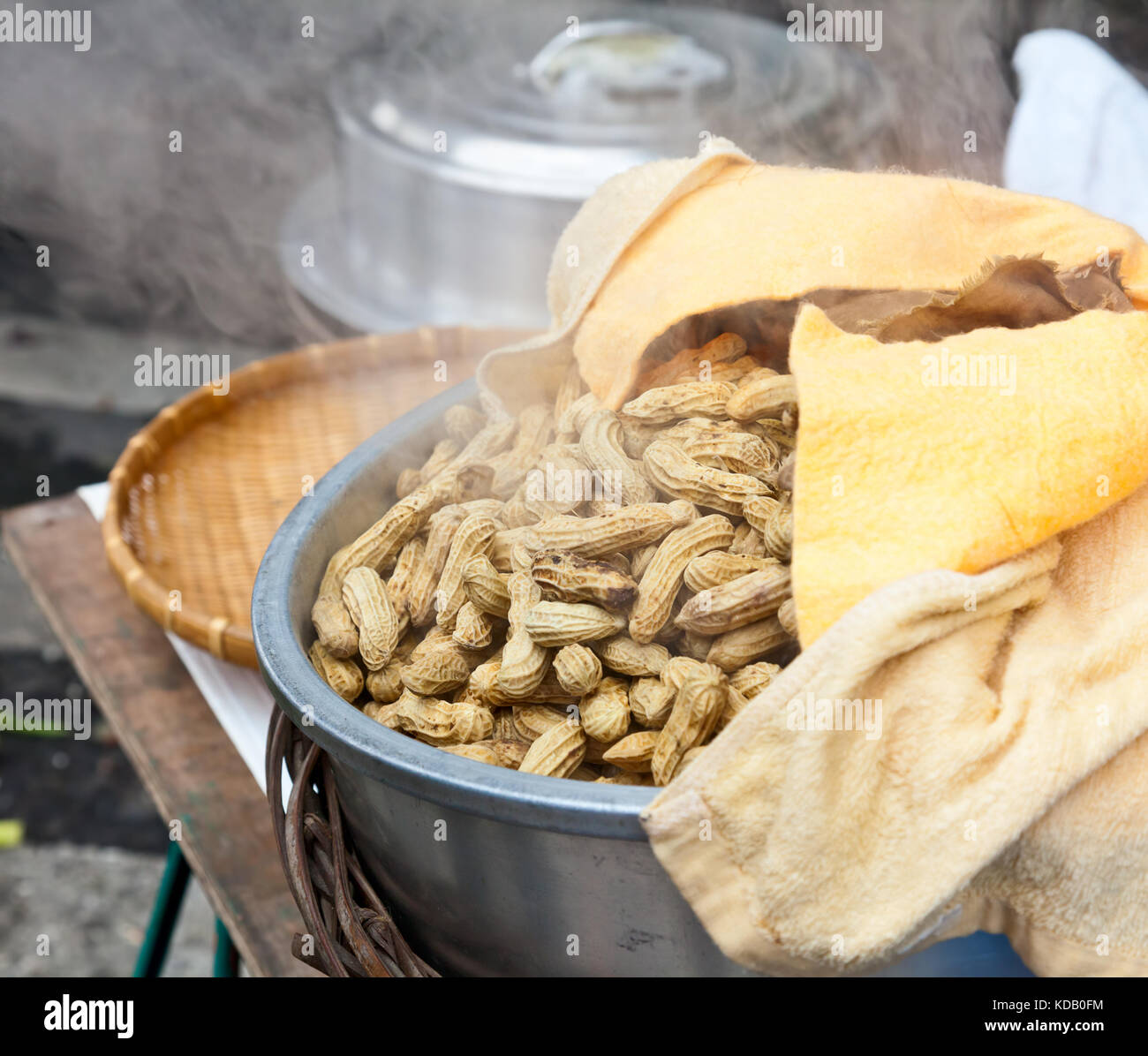 Street food in Taiwan - boiling peanuts Stock Photo - Alamy