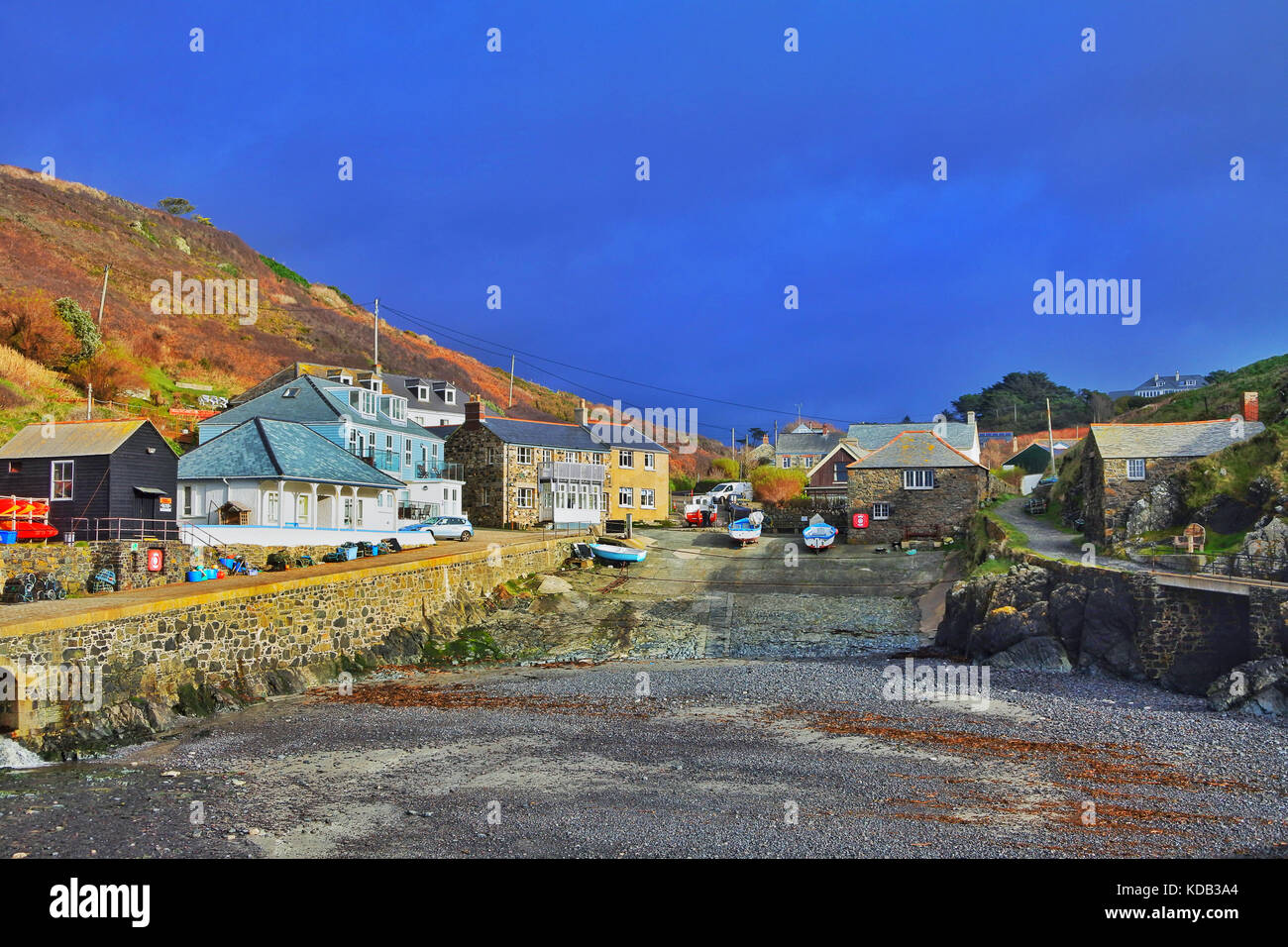 Mullion harbour cornwall hi-res stock photography and images - Alamy