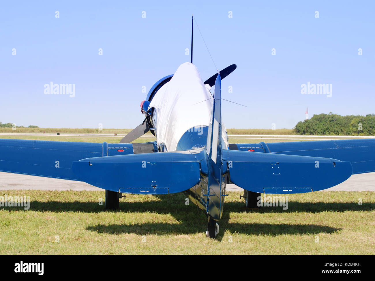 Old propeller airplane rear view blue color Stock Photo - Alamy
