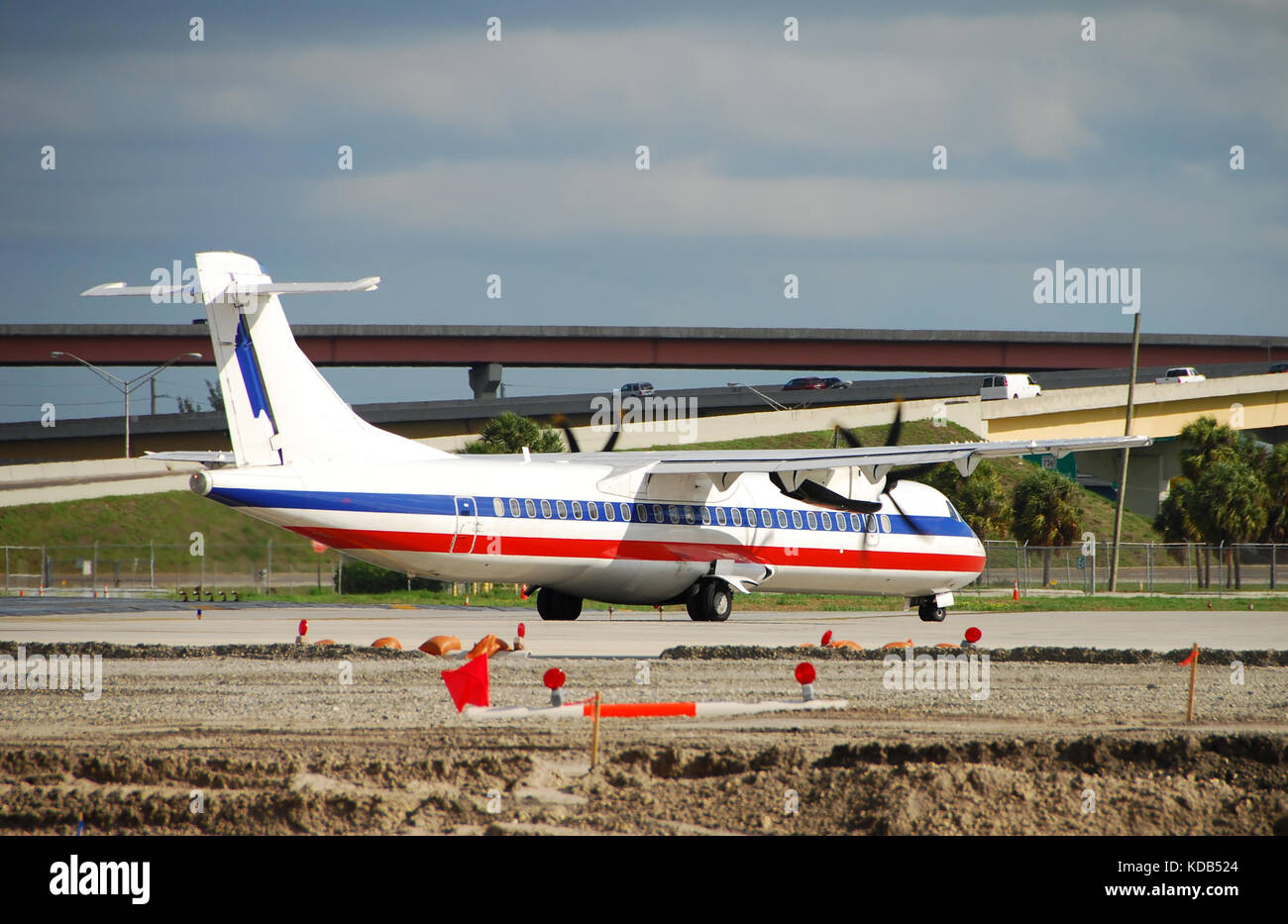 White passenger airliner atr 72 hi-res stock photography and images - Alamy
