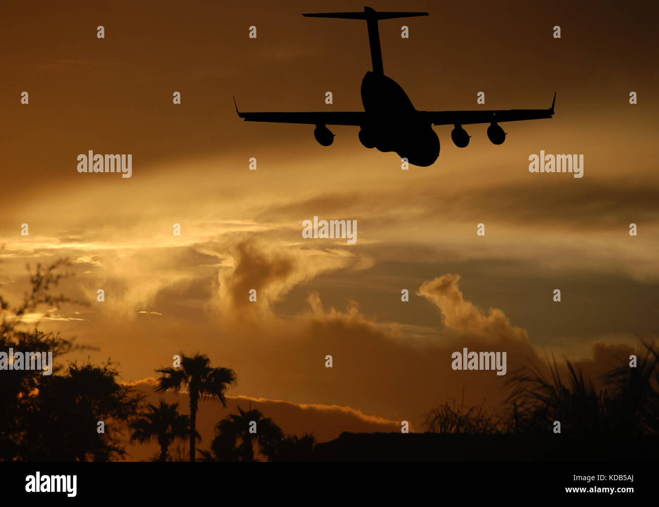 Overhead flying aircraft landing sunset hi-res stock photography and ...