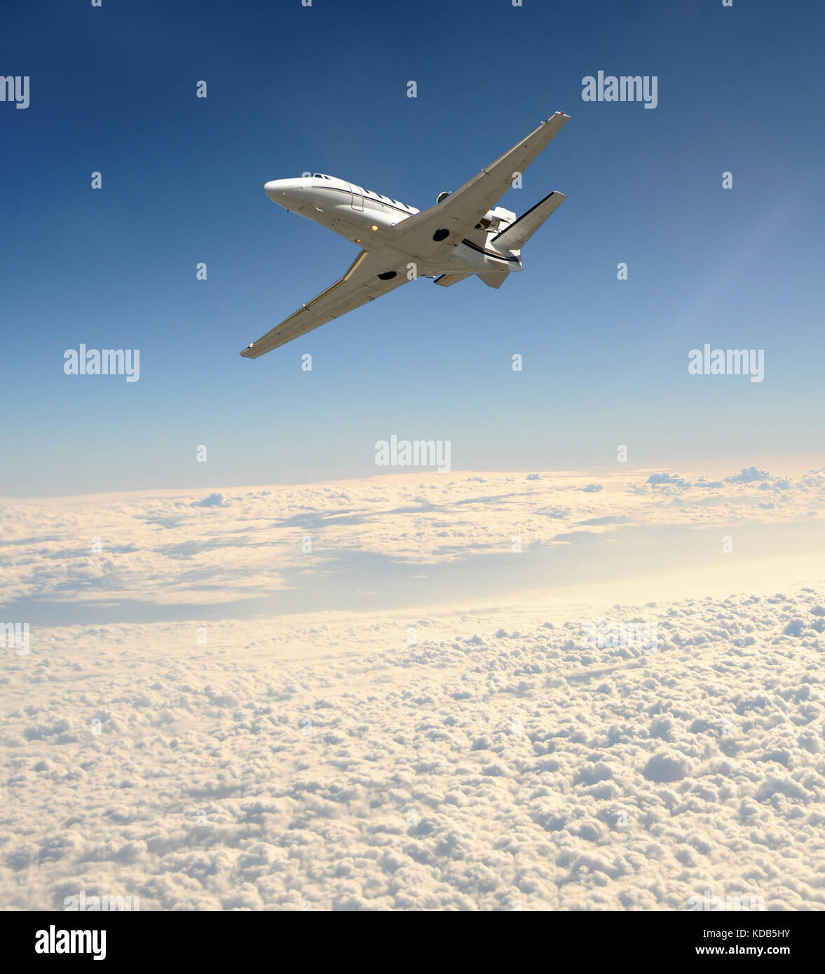 Business jet flying hi-res stock photography and images - Alamy