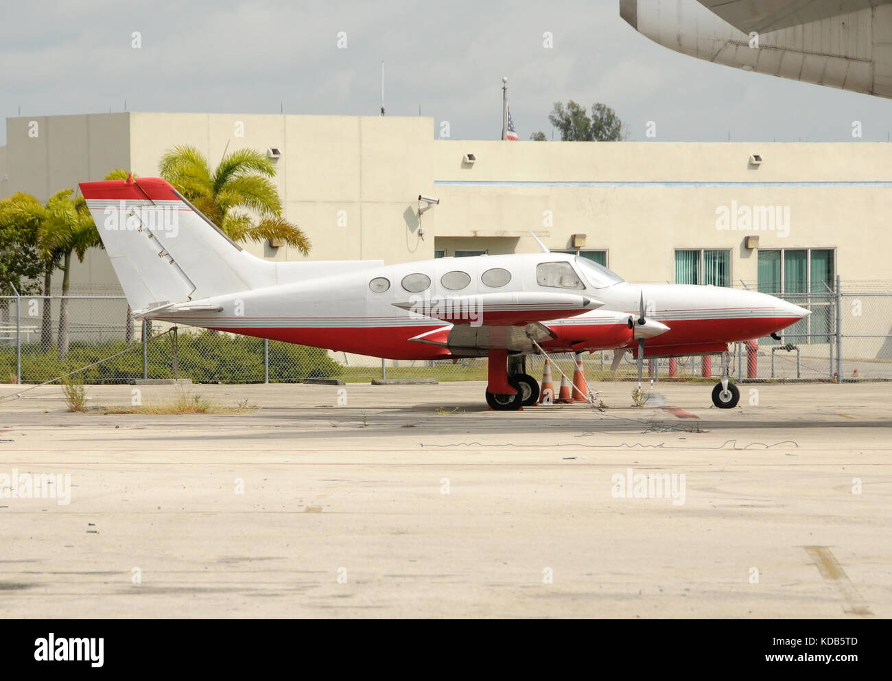 Propeller airplane parked on a tarmac side view Stock Photo - Alamy