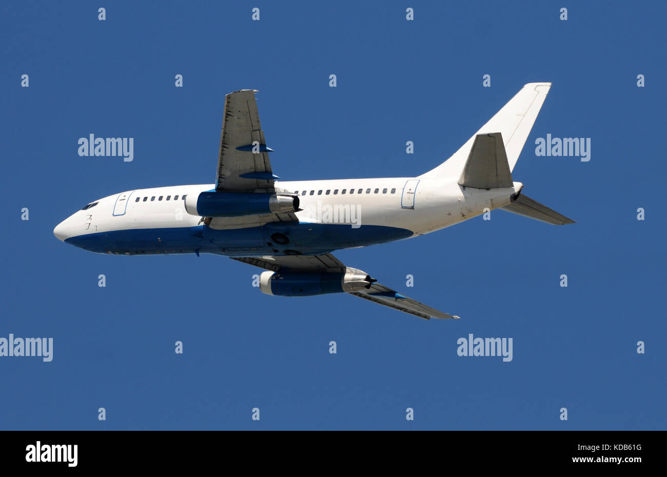 Modern passenger jet airplane in leveled flight Stock Photo - Alamy