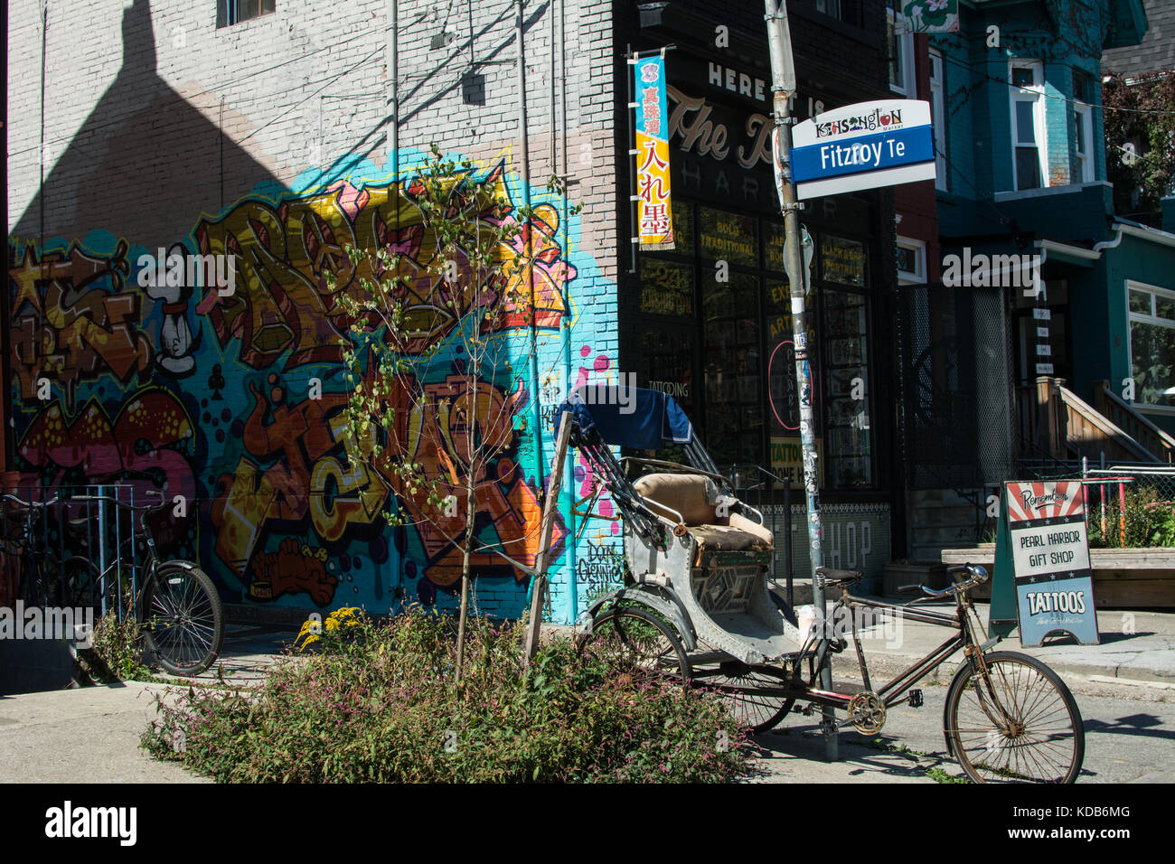 Fitzroy te Kensington Place Toronto rickshaw and art work on wall ...