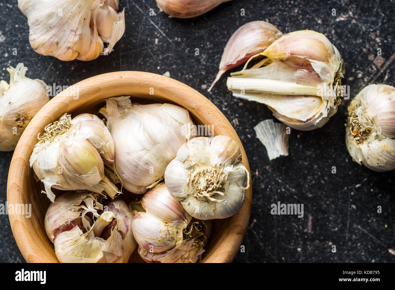 Fresh healthy garlic in wooden bowl. Top view Stock Photo - Alamy
