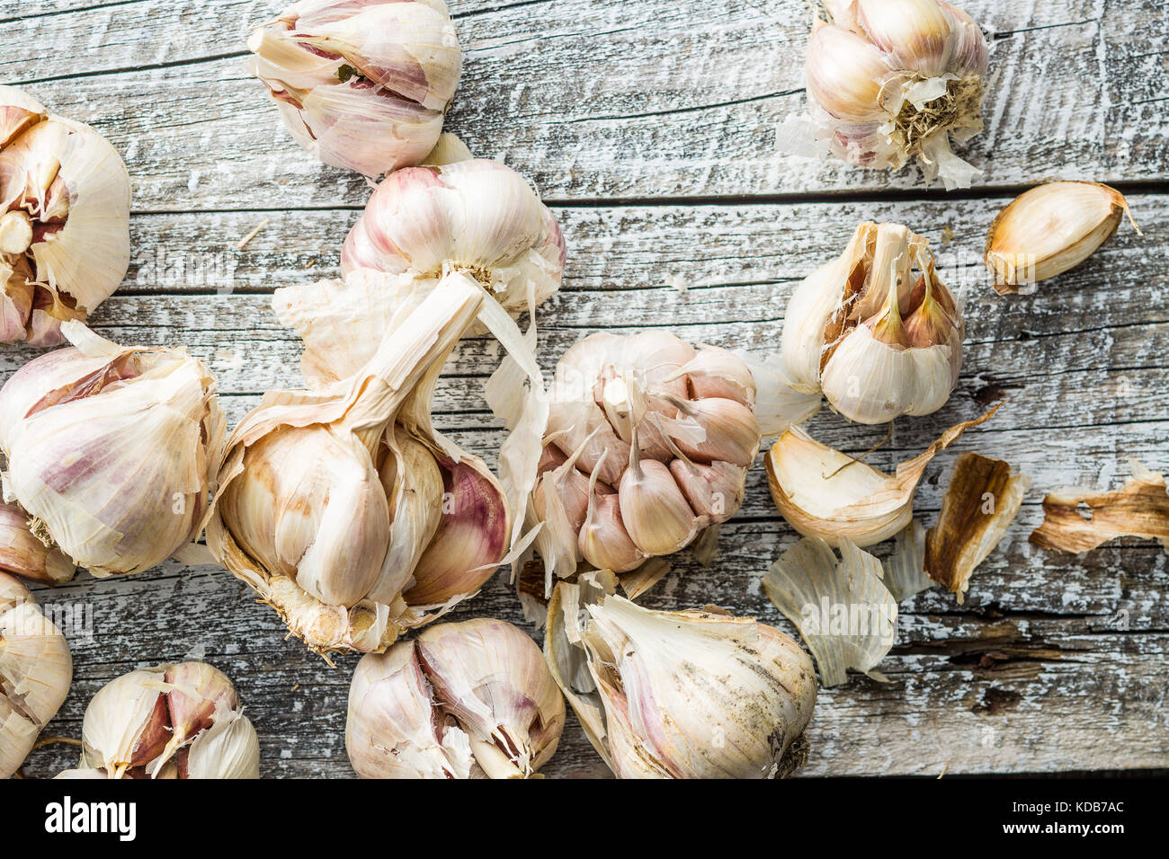 Fresh healthy garlic on old wooden table. Top view Stock Photo - Alamy