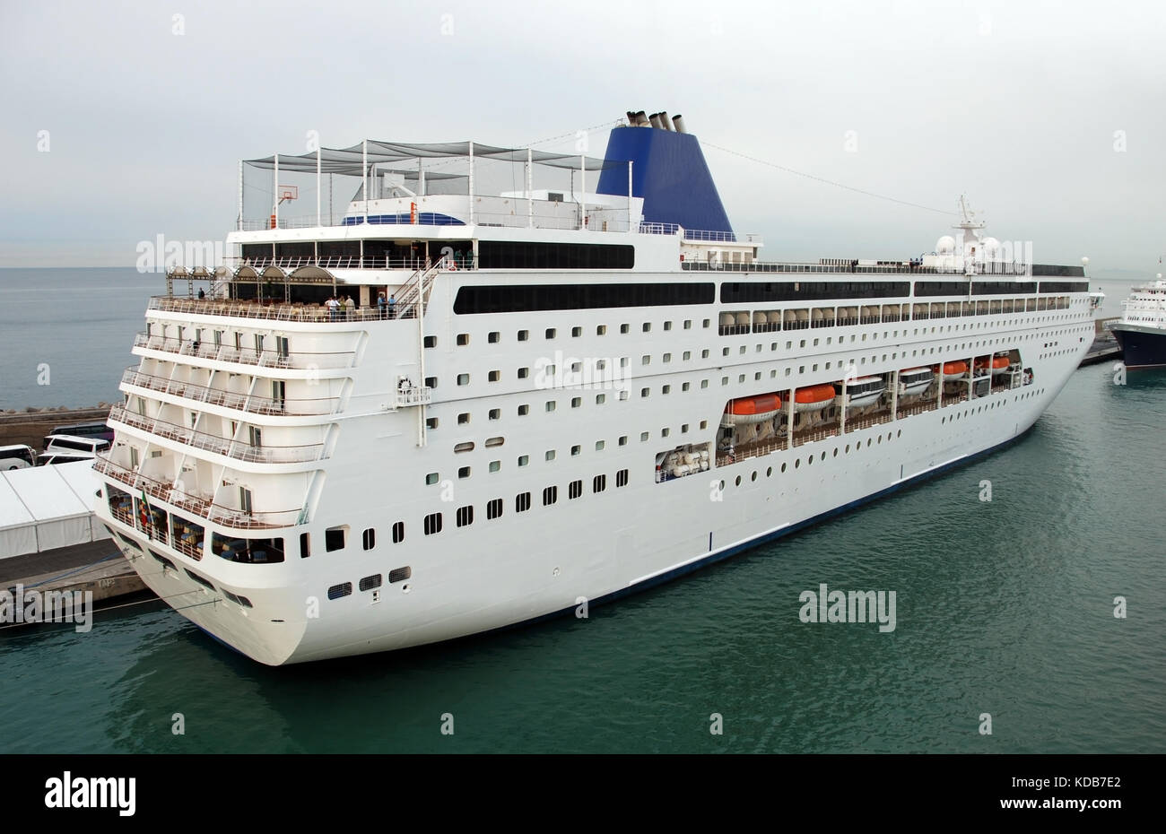 Rear view of ocean liner leaving port Stock Photo - Alamy
