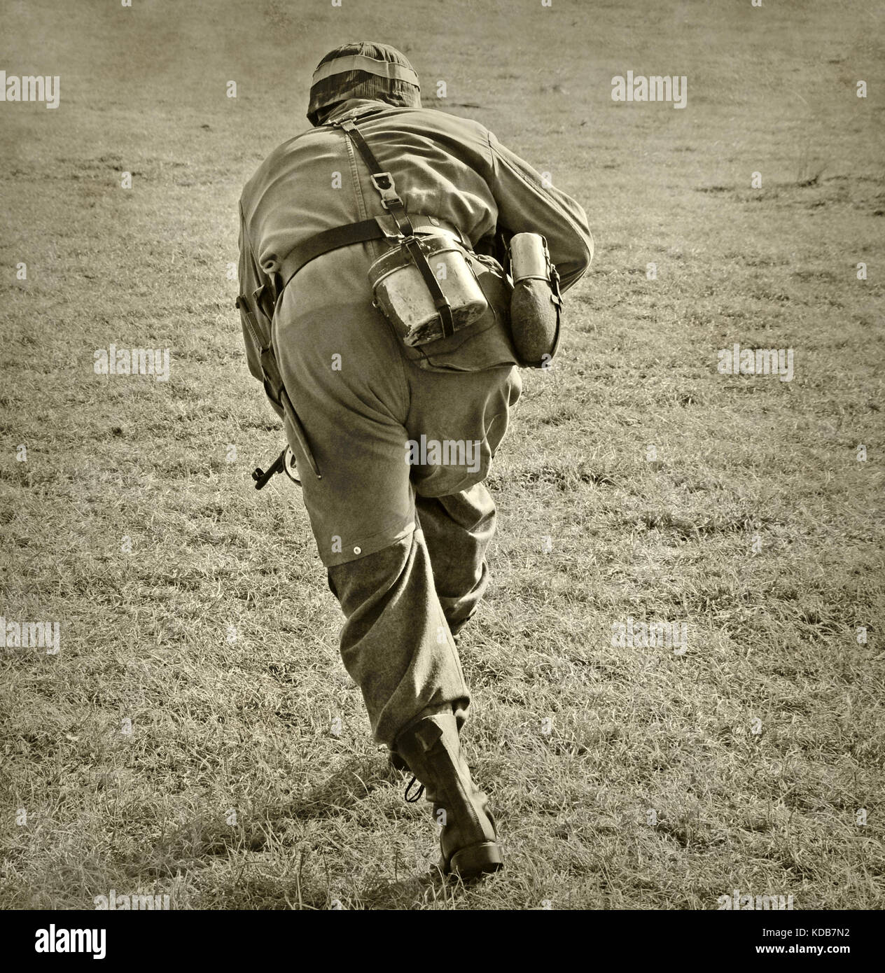 Ww2 soldier running hi-res stock photography and images - Alamy