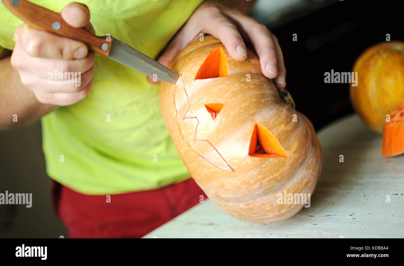 Halloween pumpkin cutting process, process of making Jack-o-lantern ...