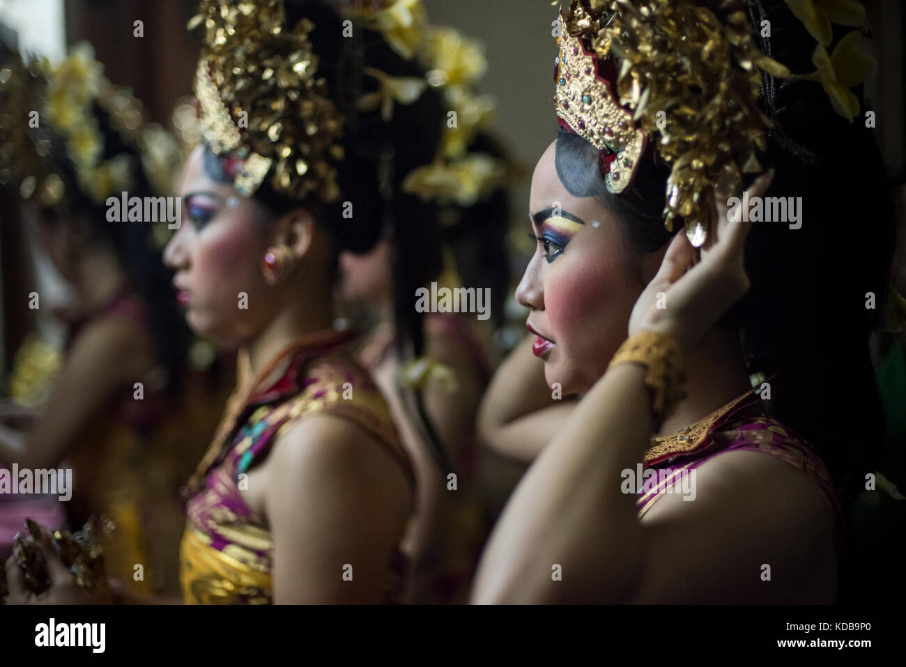 Traditional Balinese legong dancers during the backstage preparation ...