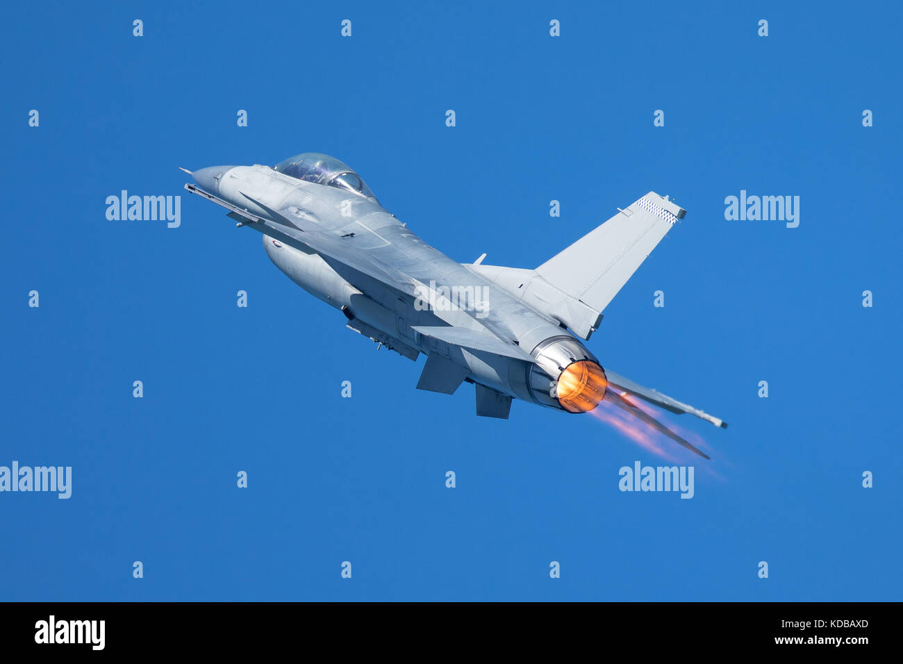 F-16 Fighting Falcon flying away, with afterburner on Stock Photo - Alamy