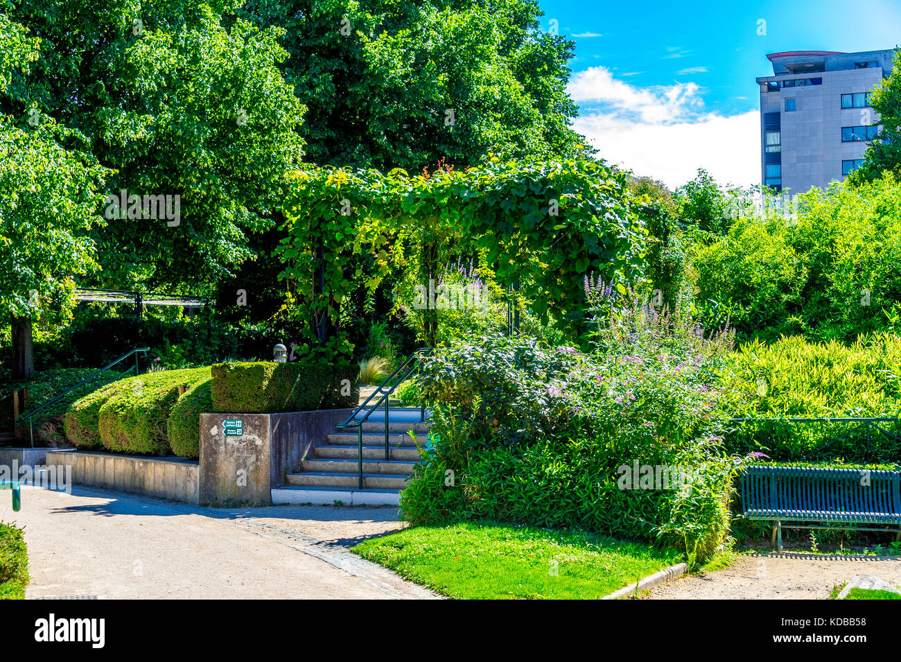 The Promenade Plantee walk in Paris, France Stock Photo - Alamy