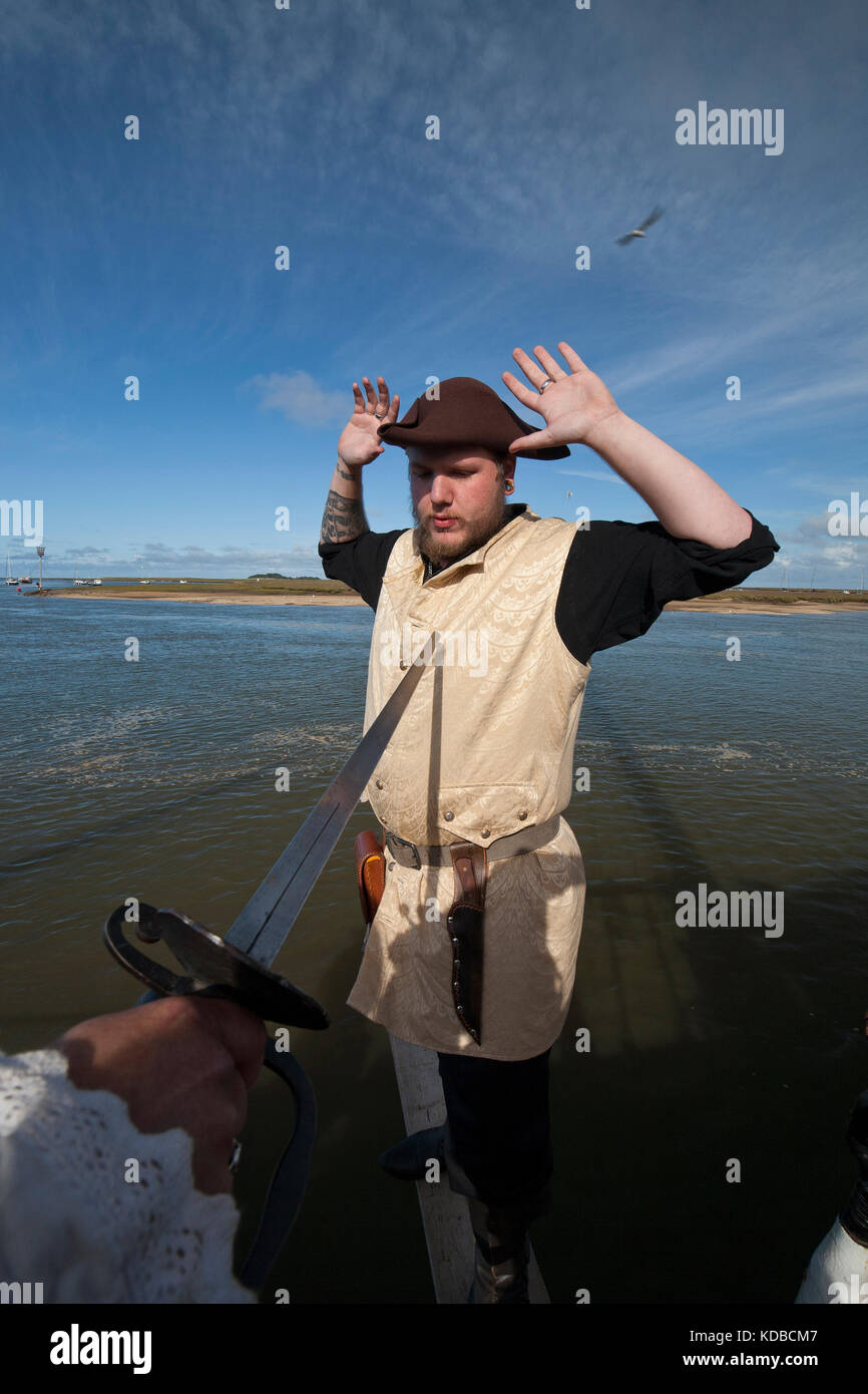 Walking the plank pirate hi-res stock photography and images - Alamy