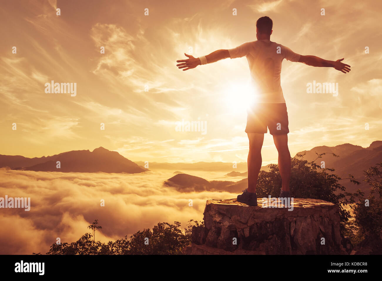 Spread arms hi-res stock photography and images - Alamy