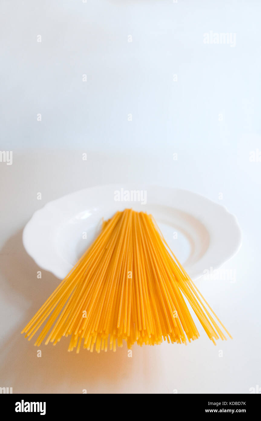 Uncooked spaghetti in a dish Stock Photo - Alamy