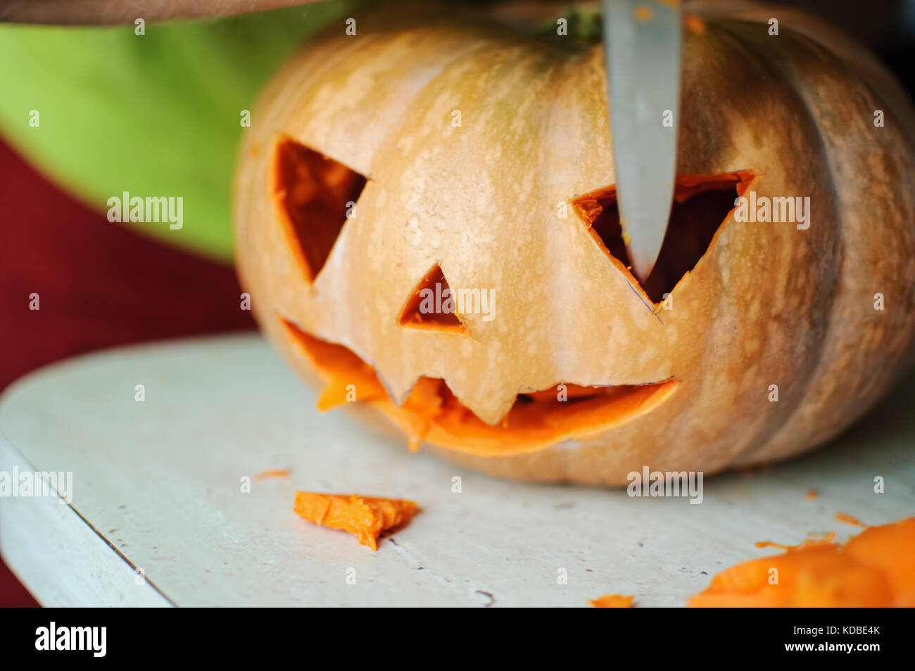 Halloween pumpkin cutting process, process of making Jack-o-lantern ...