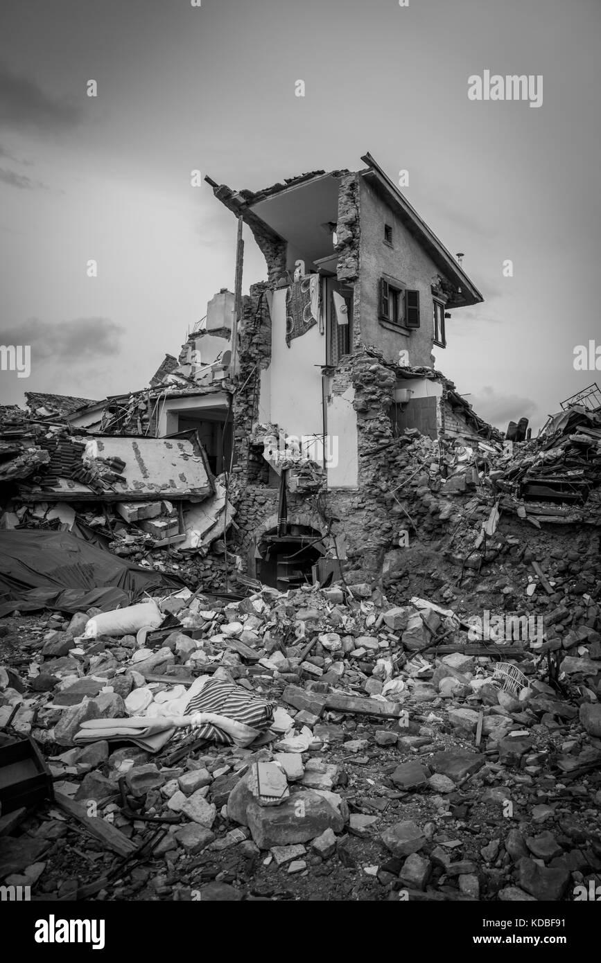Earthquake Black White Stock Photos & Earthquake Black White Stock ...