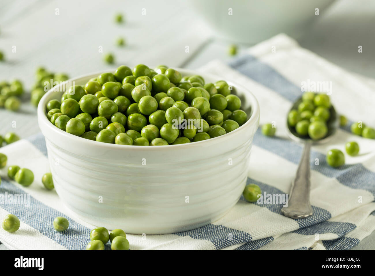 English shell peas hi-res stock photography and images - Alamy