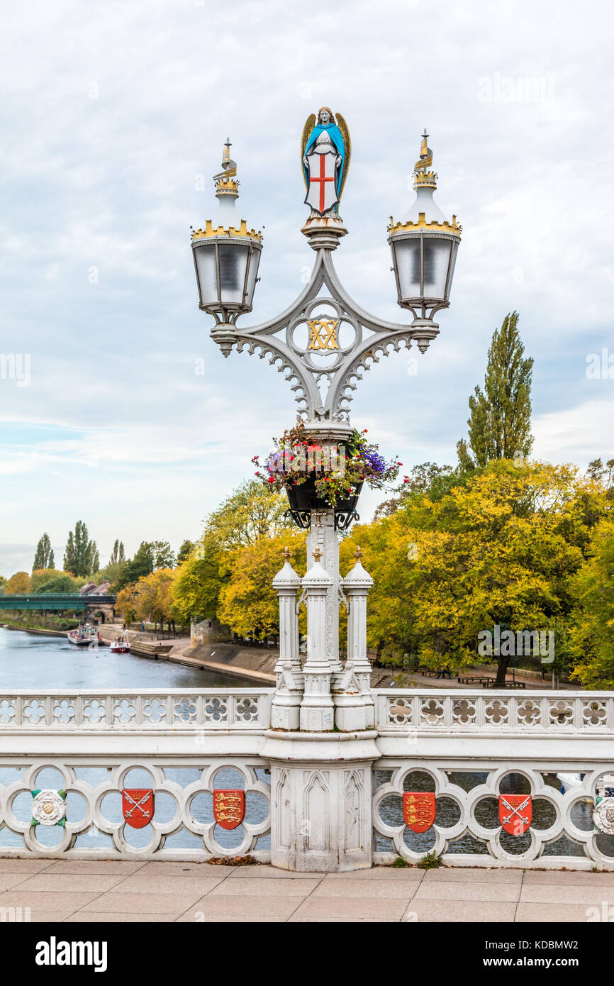 Lamp post by a river hi-res stock photography and images - Alamy