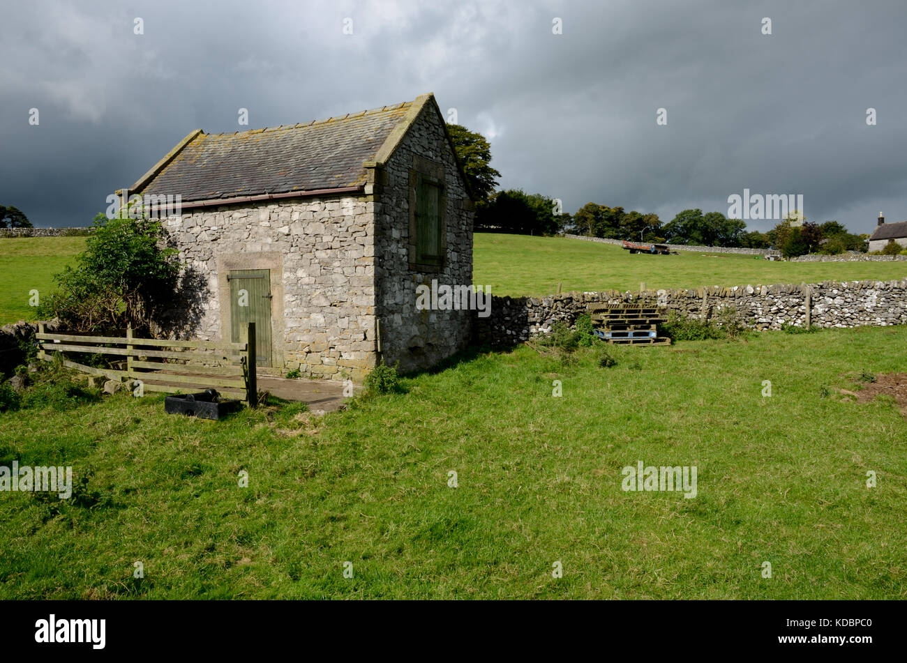 Small Stone outhouse and dry stone wall , Derbyshire peaks Stock Photo ...