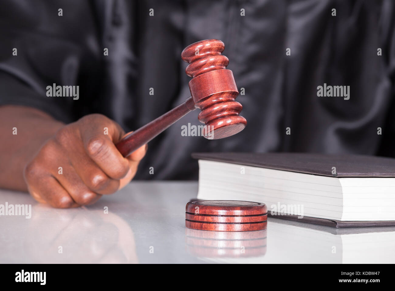 Close-up Of Male Judge Hand Striking The Gavel In A Courtroom Stock ...