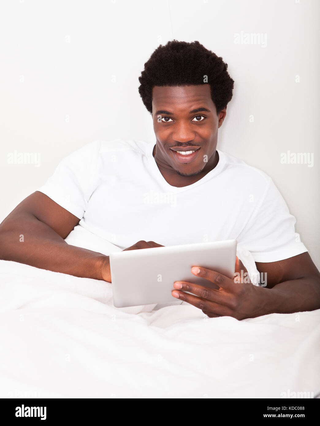 African american youth smart phone hi-res stock photography and images ...