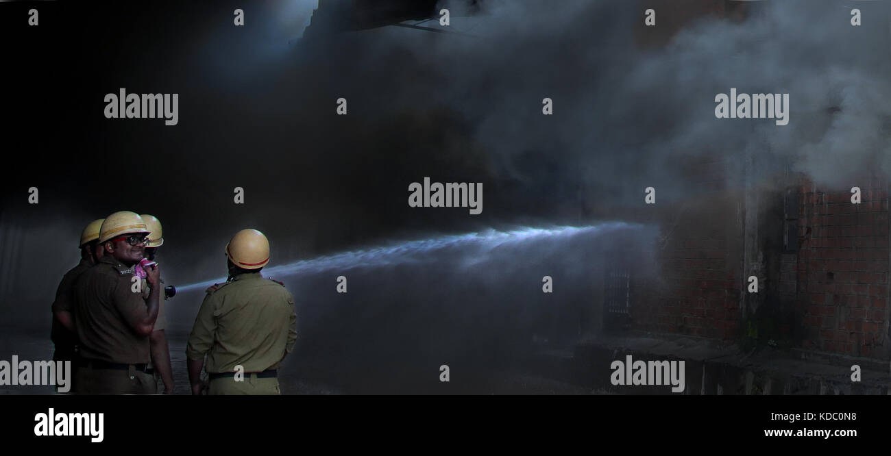 Kolkata, India. 11th Oct, 2017. Massive fire broke out in Taratala ...