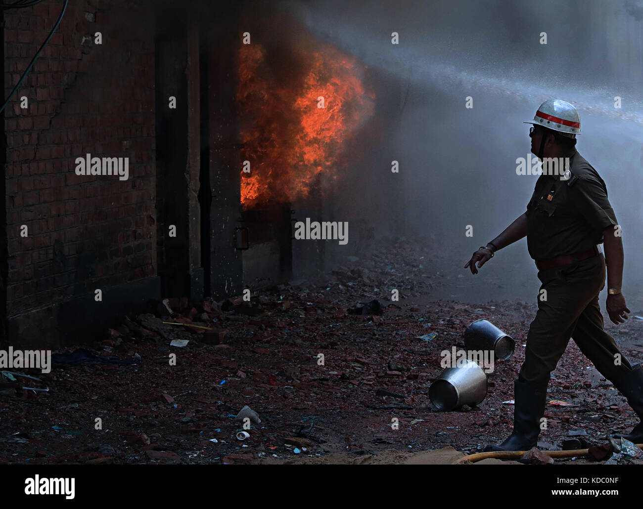 Kolkata, India. 11th Oct, 2017. Massive fire broke out in Taratala ...