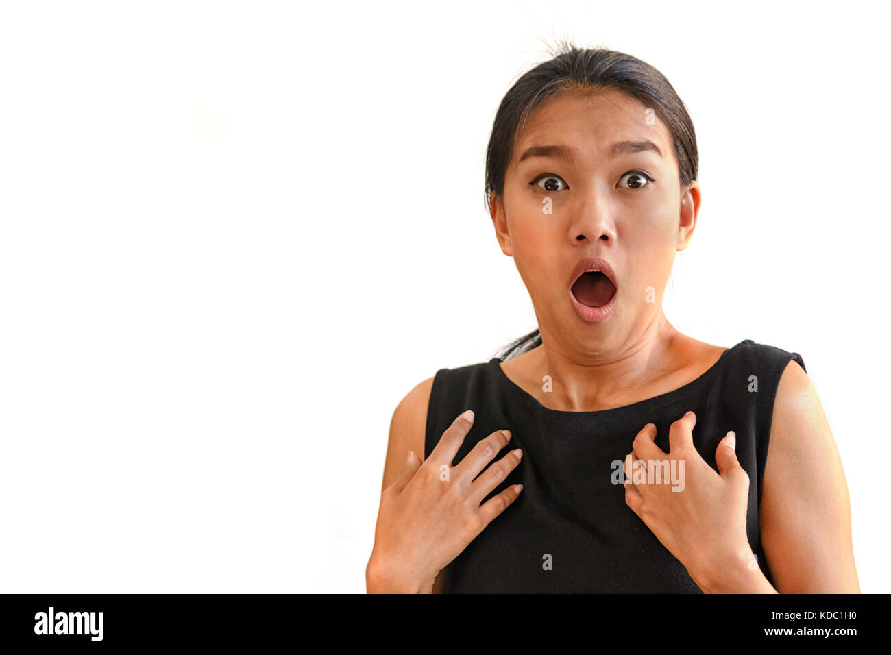 Portrait of surprised beautiful asian girl in amazement and open ...