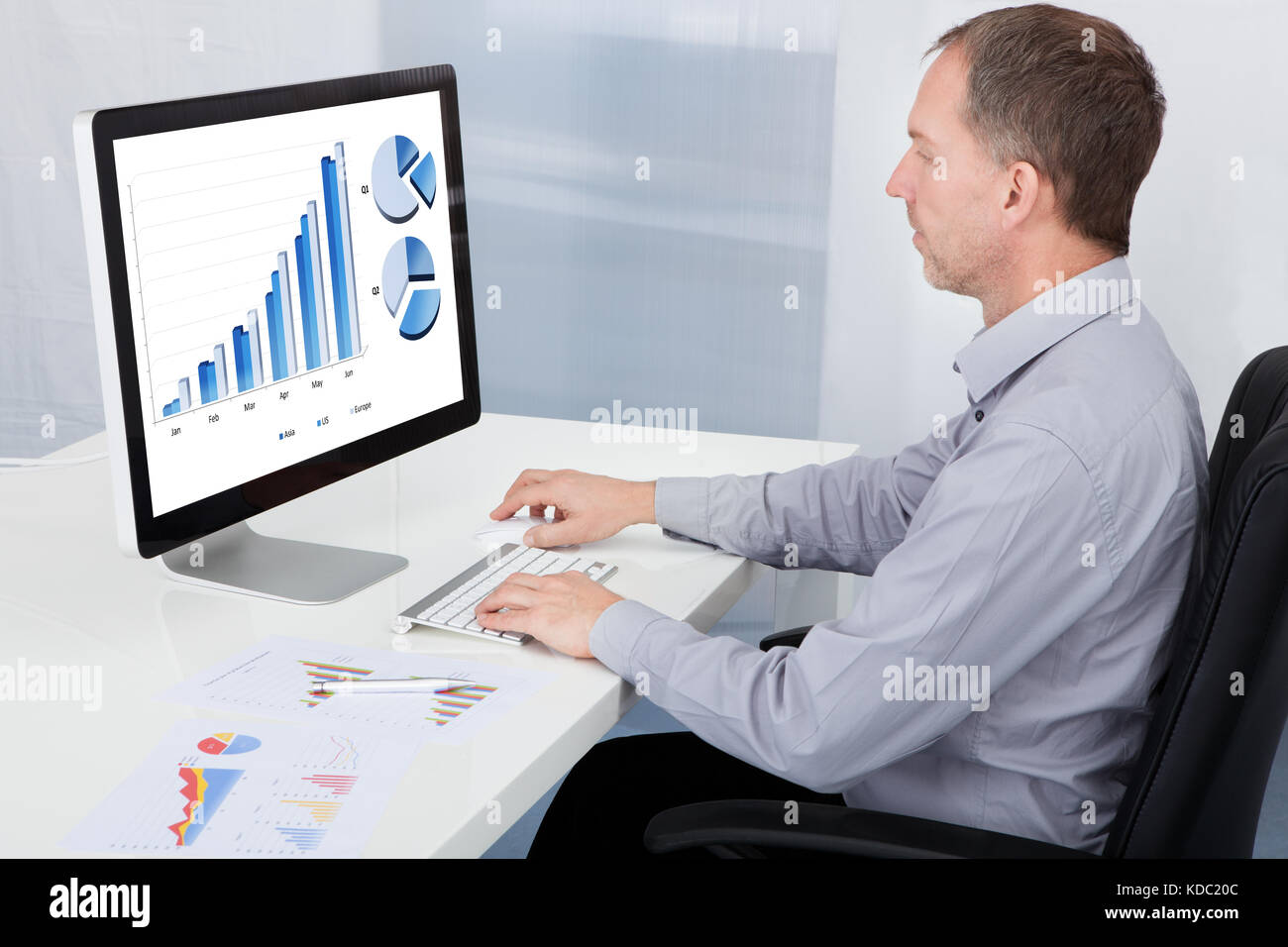 Man computer graph hi-res stock photography and images - Alamy