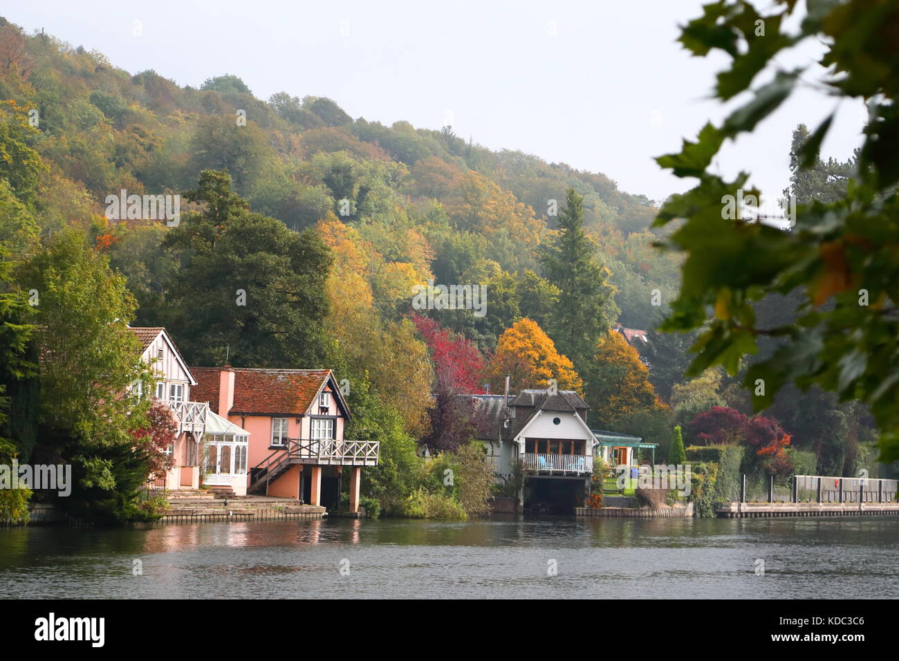Riverside houses river henley on thames oxfordshire hi-res stock ...
