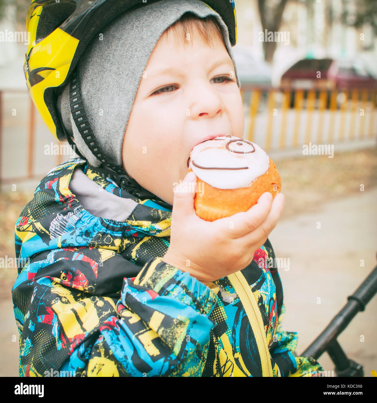 Smiley face cake hi-res stock photography and images - Alamy