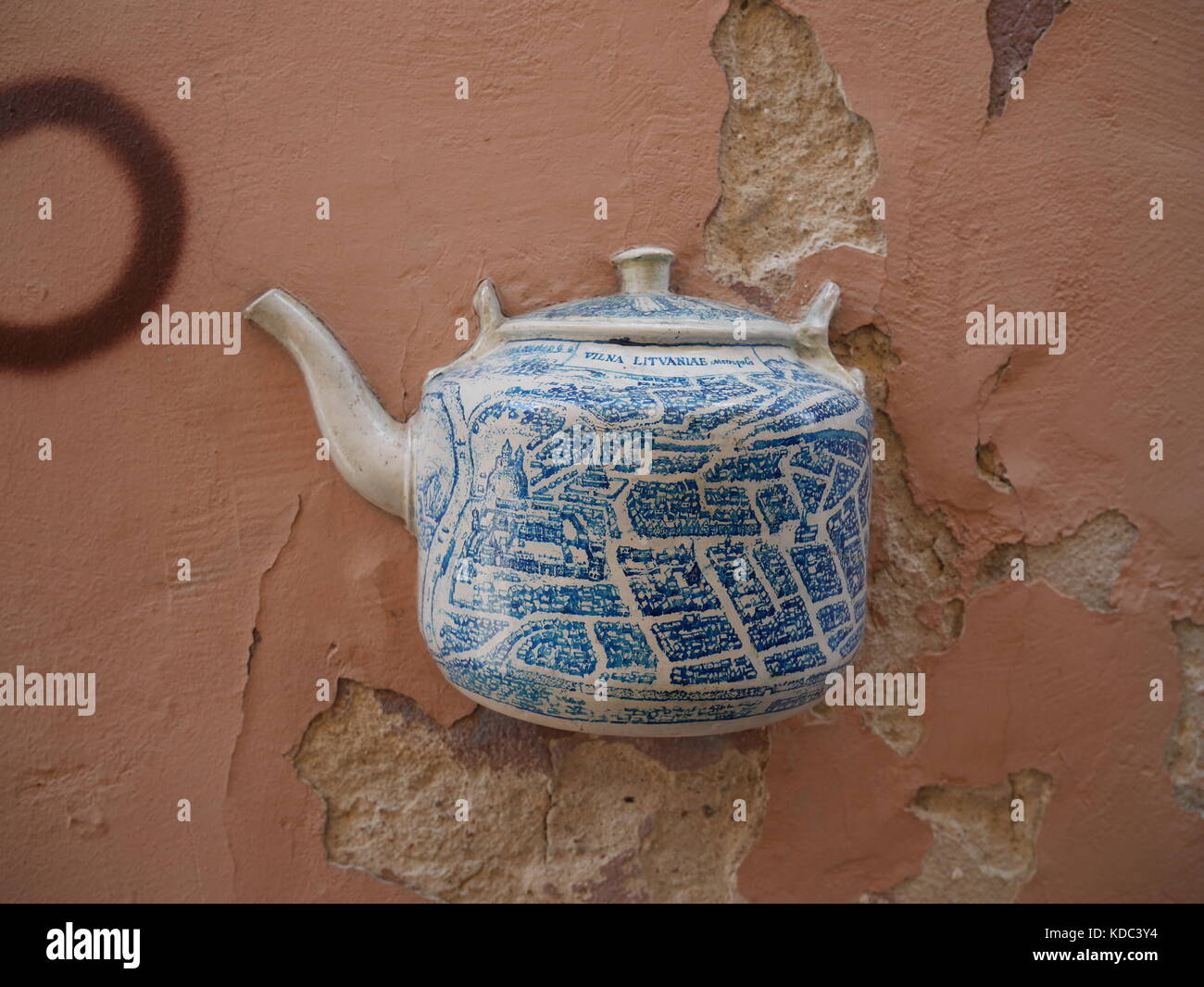 Crumbling wall teapot hi-res stock photography and images - Alamy