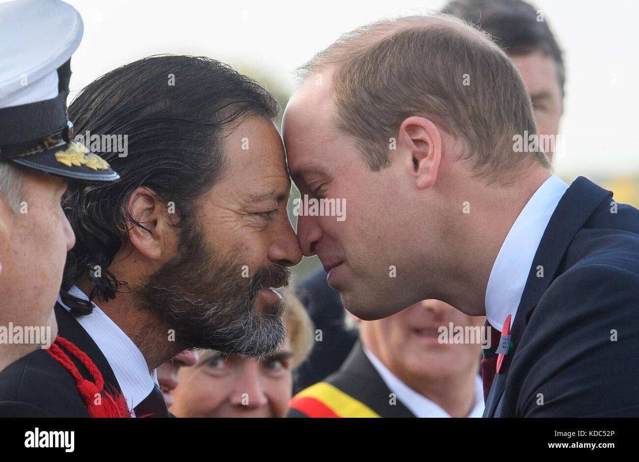 The duke of cambridge mr willie apiata vc with hongi hi-res stock ...