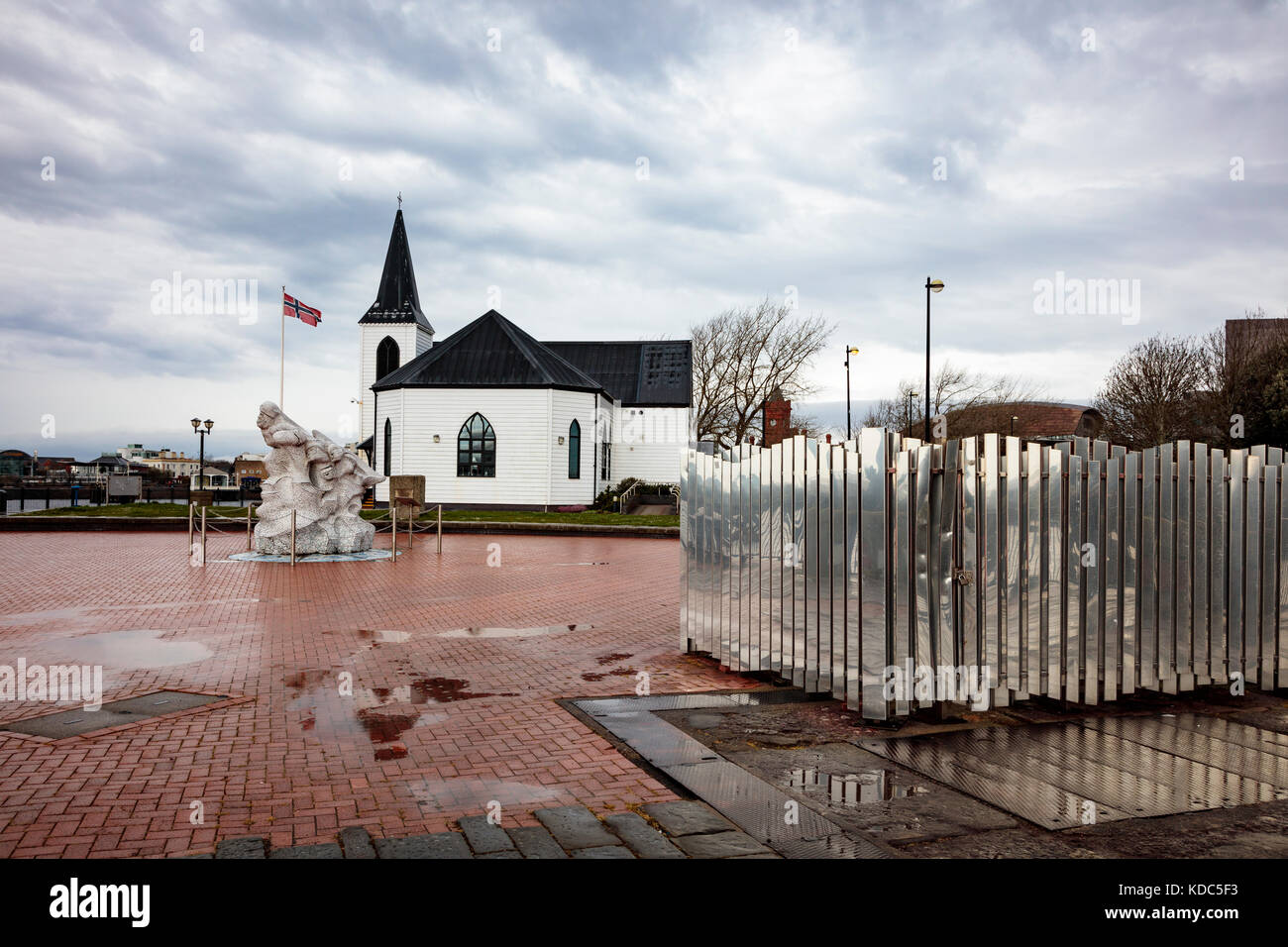 Captain scott memorial cardiff bay hi-res stock photography and images ...