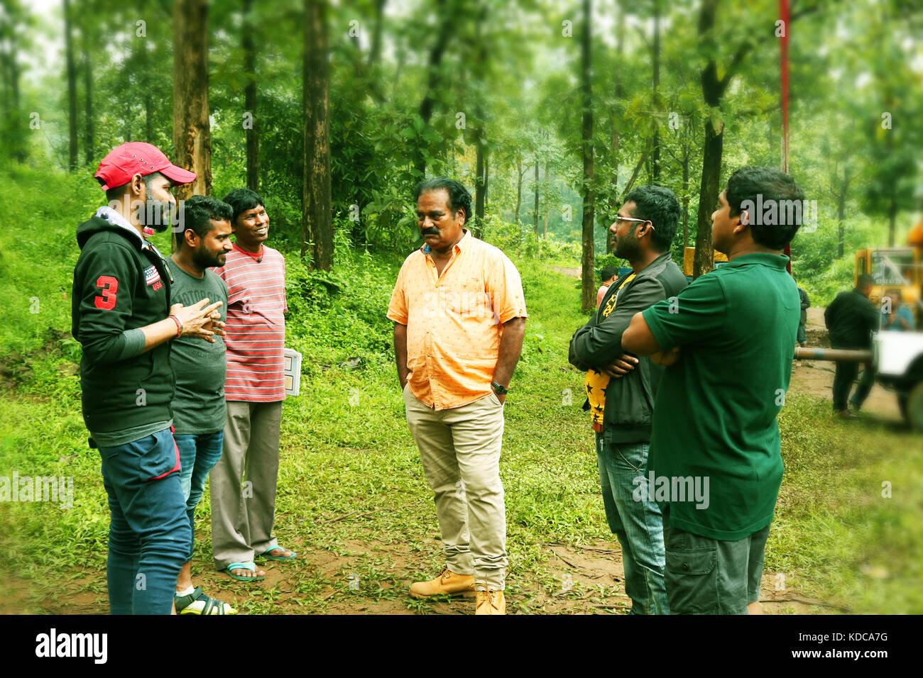 Crew discussion hi-res stock photography and images - Alamy