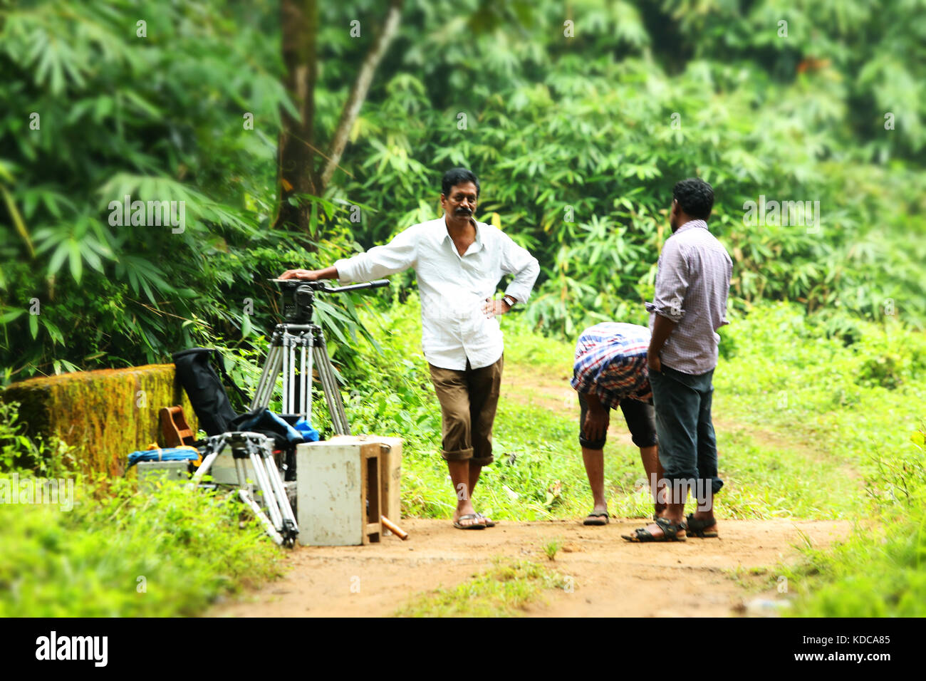 Film Crew discussion at movie shooting Location Stock Photo - Alamy