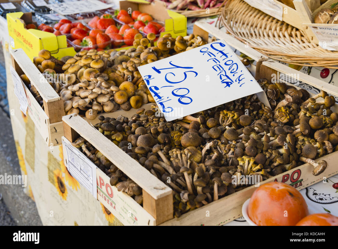 Italy Market Stalls Fruit and Vegetable Market Italy Market Stalls ...