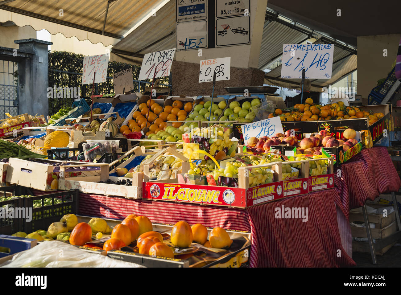Italy Market Stalls Fruit and Vegetable Market Italy Market Stalls ...