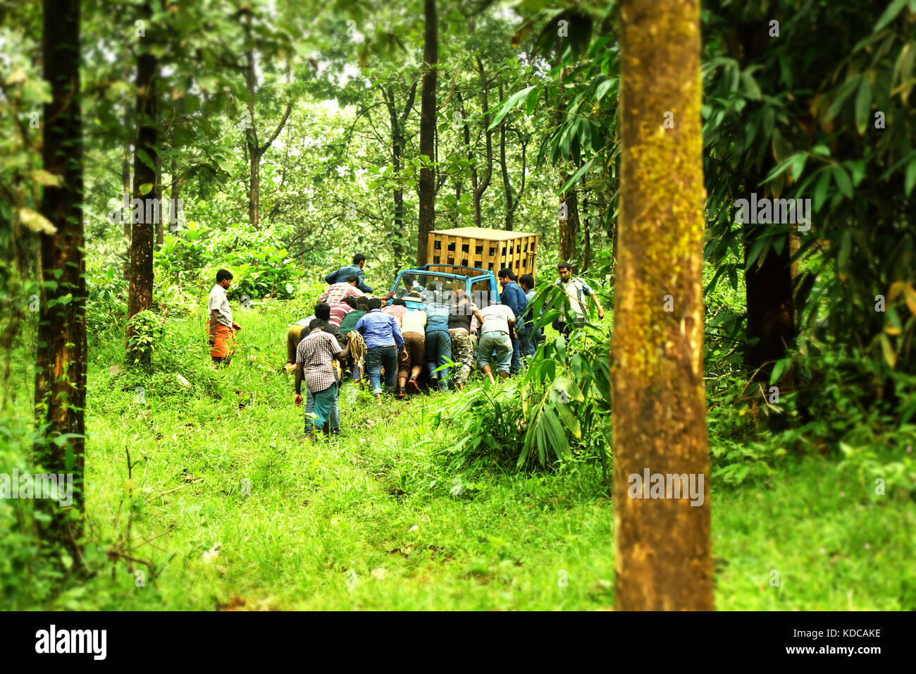 People helping push car hi-res stock photography and images - Alamy
