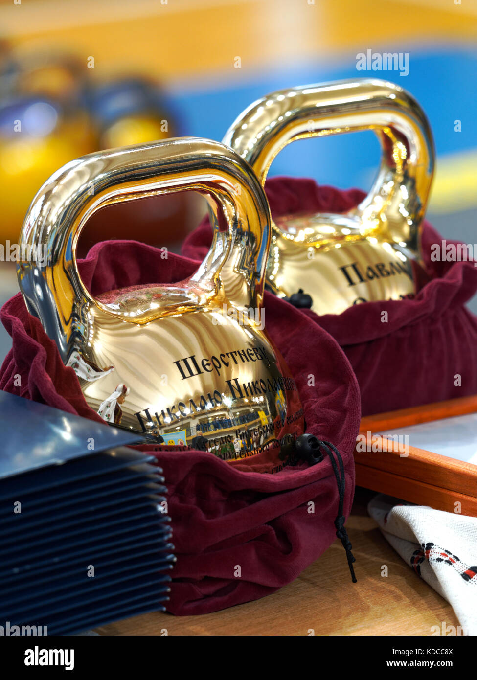 Gold gift weights hi-res stock photography and images - Alamy