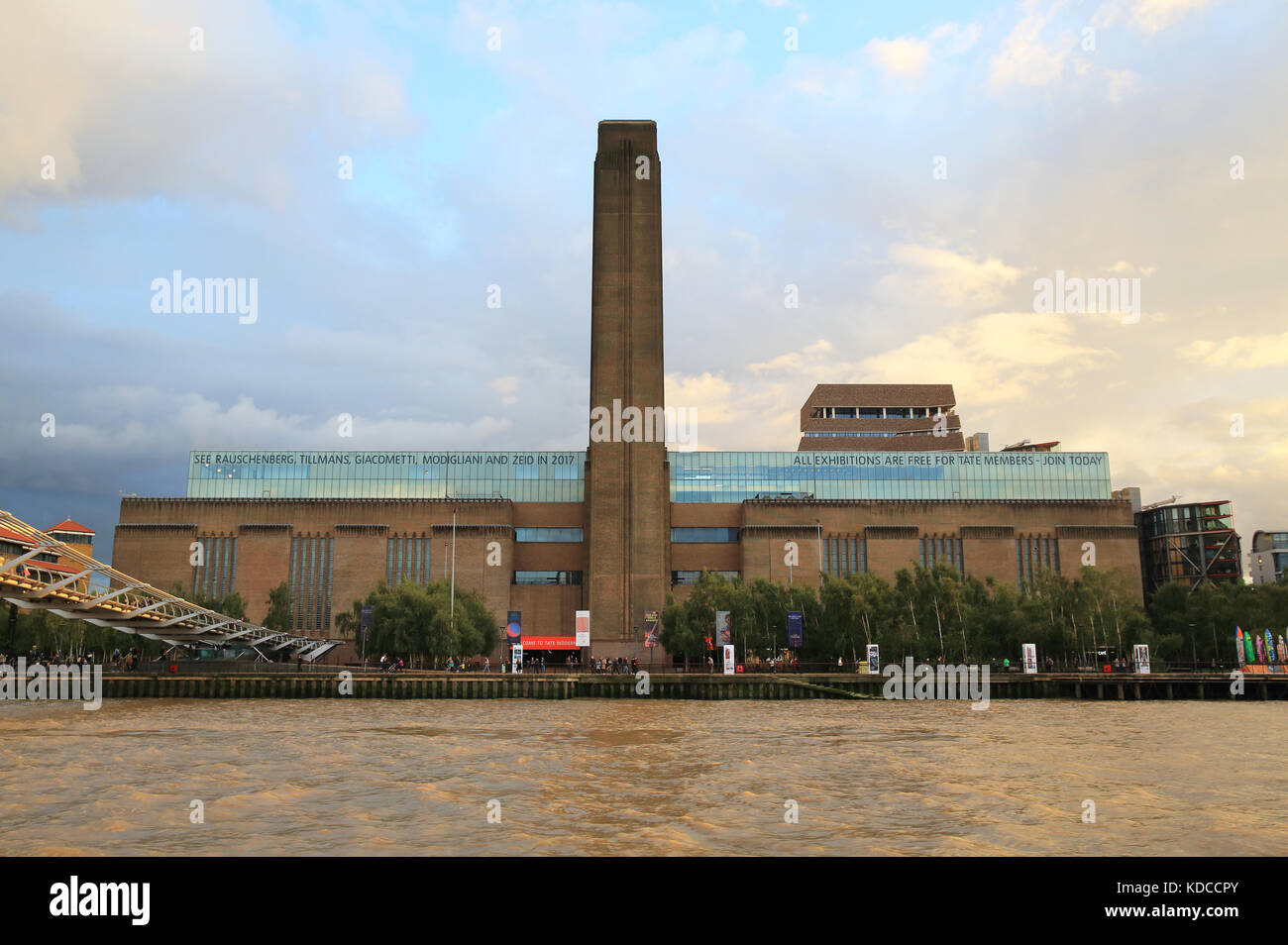 Tate gallery boat hi-res stock photography and images - Alamy