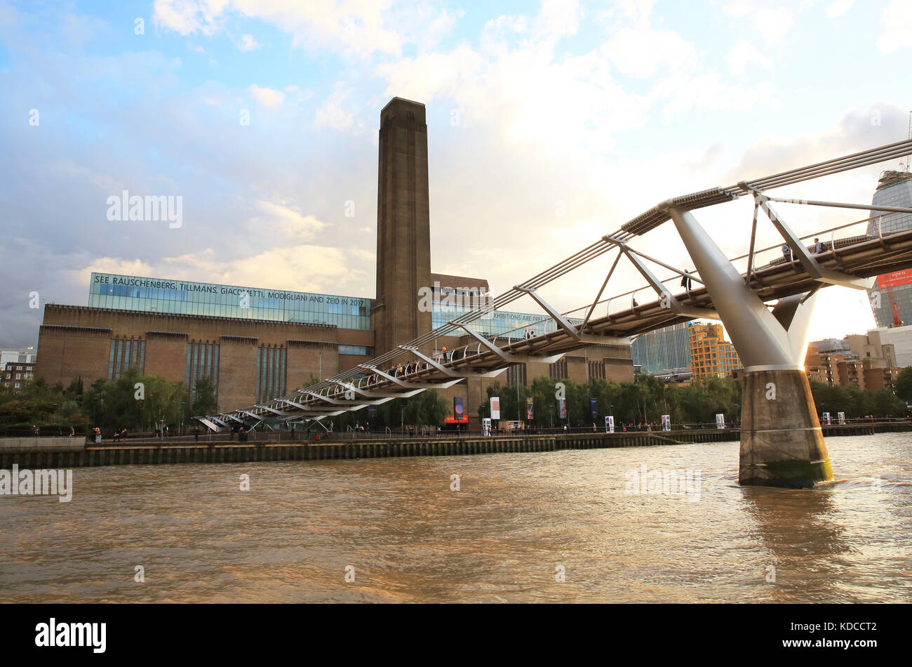 Tate modern millenium bridge hi-res stock photography and images - Alamy