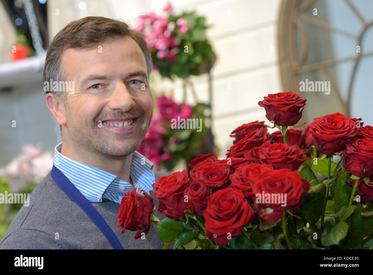 man holding bouquet of roses Stock Photo - Alamy