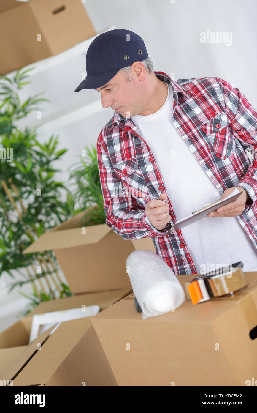 Professional mover hi-res stock photography and images - Alamy
