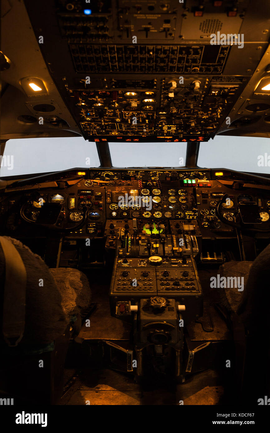 Old commercial aircraft cockpit Stock Photo - Alamy